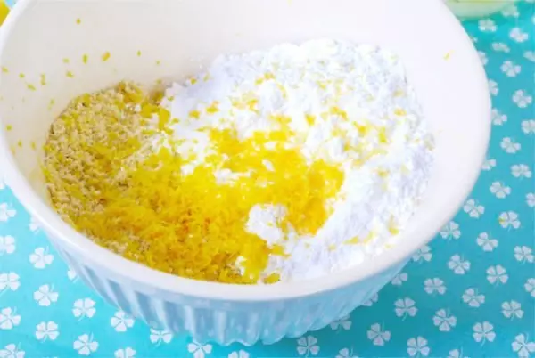 강판 된 레몬 풍미와 설탕 가루의 혼합물