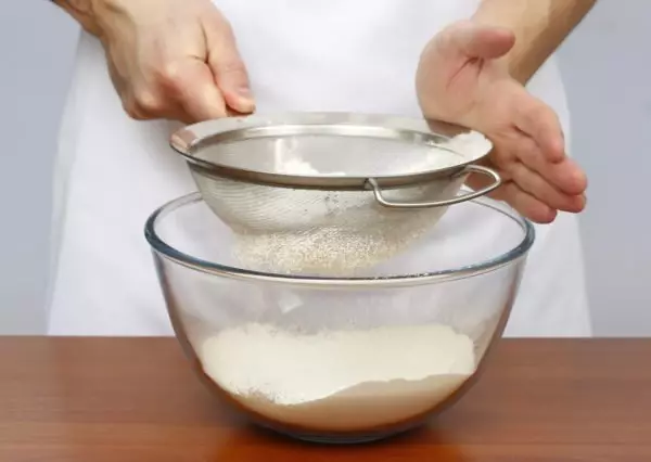 Menyaring tepung melalui saringan