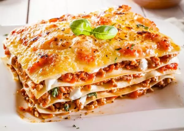 Lasagna dengan ayam cincang dan mozzarella