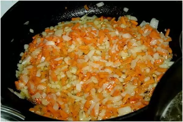หัวหอมย่างและแครอทในกระทะ