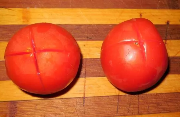Tomates com entalhes cruciformes