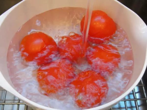 Pomidorai verdančiame vandenyje