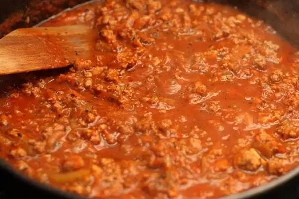 Tomatensaus mei mûnde fleis foar lasagna