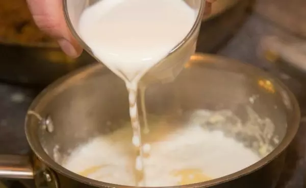 Infusion von Milch in Sauce