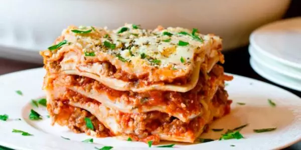 Lasagna ერთად ძროხის minced ხორცი და ბეკონი