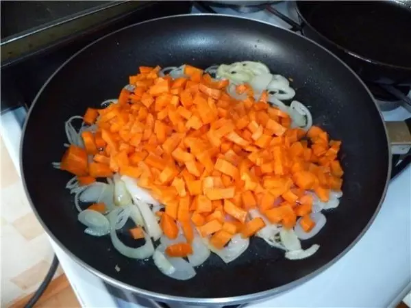 Stekt grönsaker i en panna