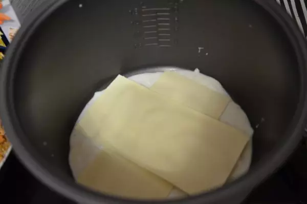 Kunmetado de lasagna en malrapida kuirilo