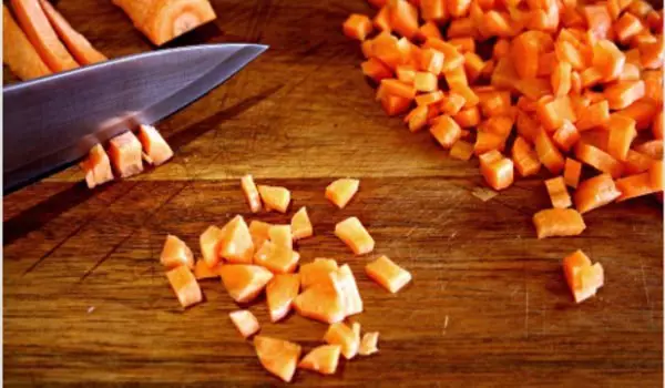 गाजर मध्यम आकारको आकारको क्युब काट्ने