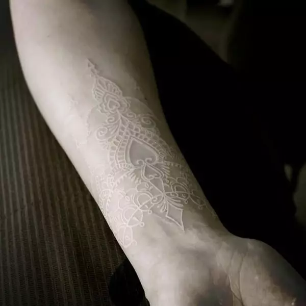 Hvítar tattoo fyrir stelpur: Photo Tattoo og lýsingar