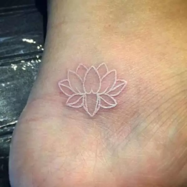 Tatuatge en forma de flor a la regió del turmell
