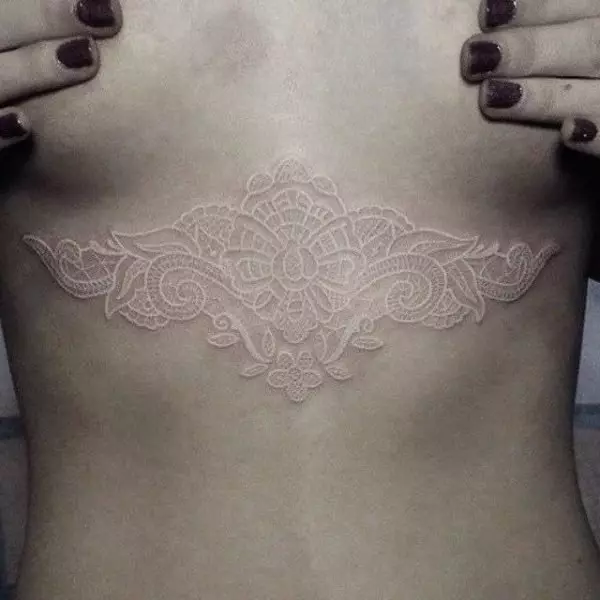 Bela tattoo pod prsi