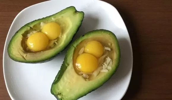 चीज आणि अंडी भरणे सह avocado