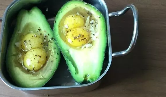 Billetter fra avokado med eggformede egg