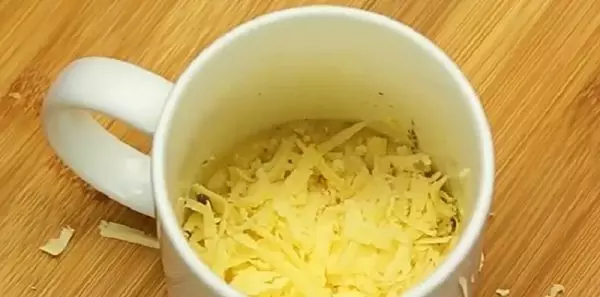 پنیر فرفری در یک لیوان