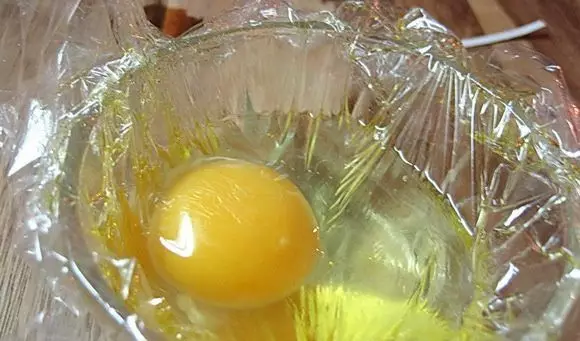 Surovo jajce v kapaciteta s hrano