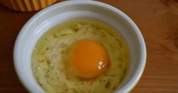 Surovo jajce v Koksinitsa na sirnem blazini