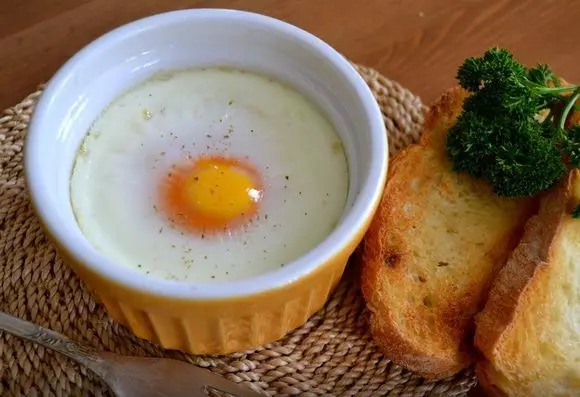 Egg-cockot com brócolis e tostes