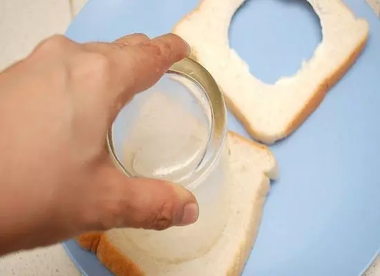 Buratos no pan cortado cun vaso