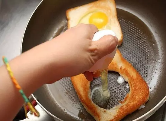 Приготування яєчні в хлібі