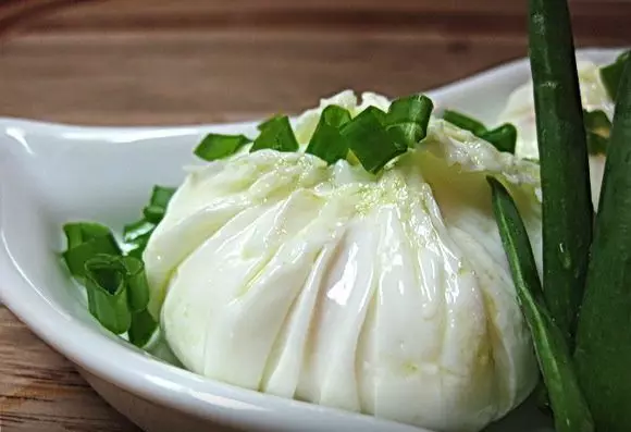 Ձվի-փաշոտա ափսեի մեջ `կանաչ սյուոկով