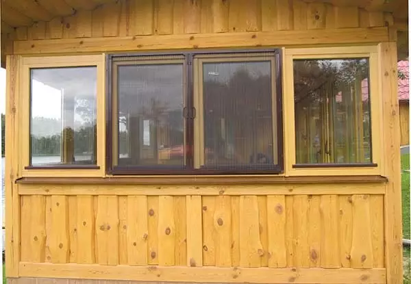 Net de țânțari pe o fereastră din lemn