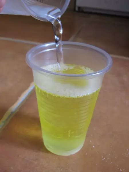 Agua en una taza de plástico