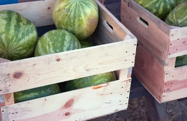 Watermeloen yn houten doazen
