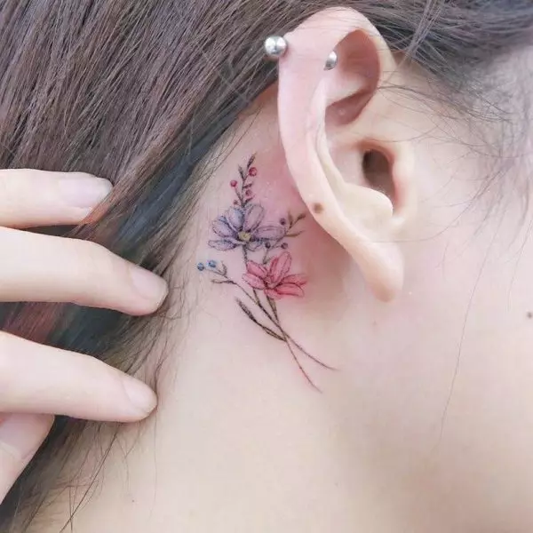 Tatuaj sub formă de flori în spatele urechii