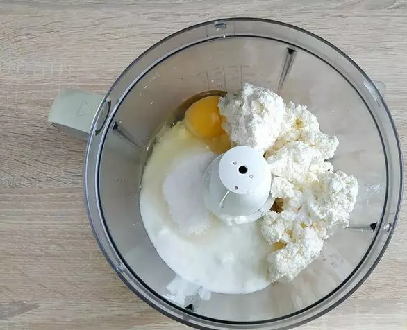 Cottage cheese, raw egg, natural yogurt at asukal sa isang nakapirme blender bowl