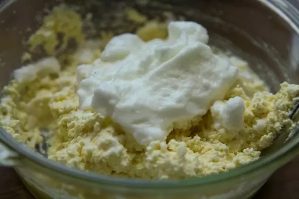在一個碗裡的鞭打蛋白有酸奶乾酪