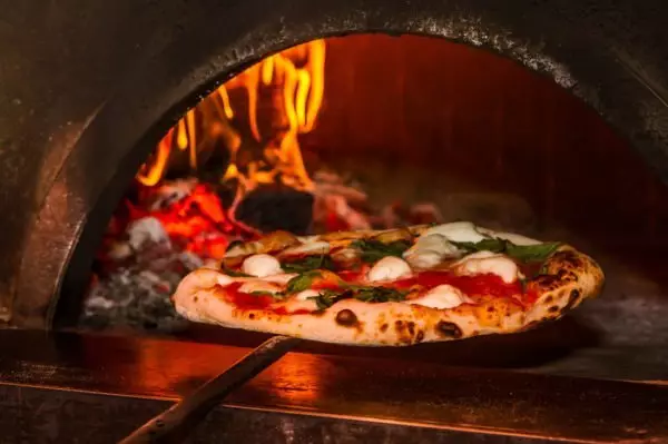 Pizza recepty v troubě doma: Co by mělo být těsto, přehled lahodných omáček a výrobků, fotek a videa, jak vařit