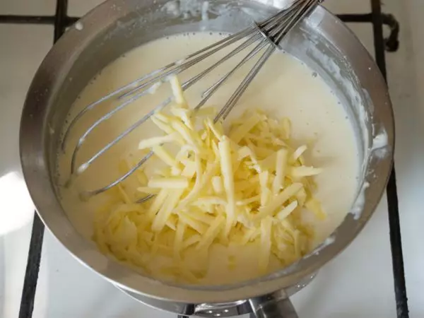 Pan med sås och riven ost