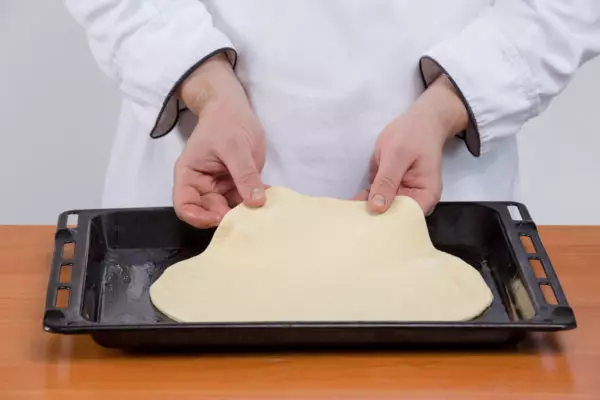 Պիցցայի խմորը դրվում է թխման թերթիկի վրա