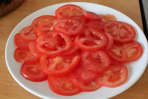 Awọn tomati ti a ge wẹwẹ fun pizza