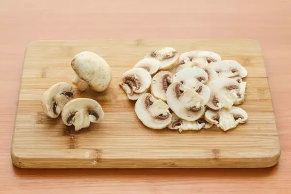 Skivad mushrooms på brädet
