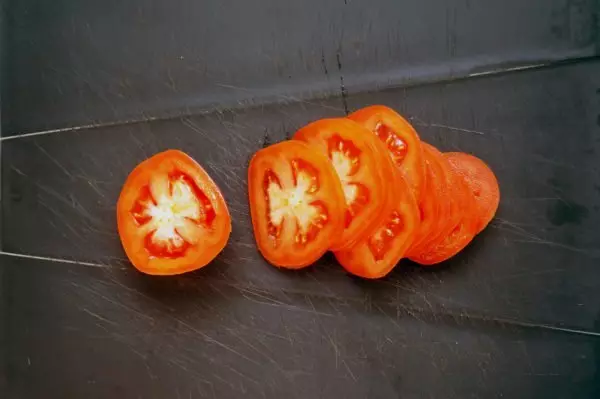 Awọn tomati ti a ge pẹlu awọn iyika