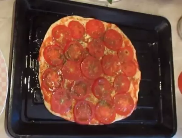 Awọn tomati lori idanwo pizza