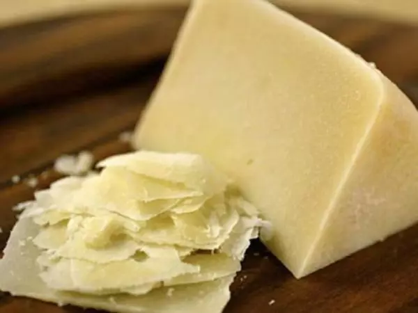 Skivor av ost pekorino
