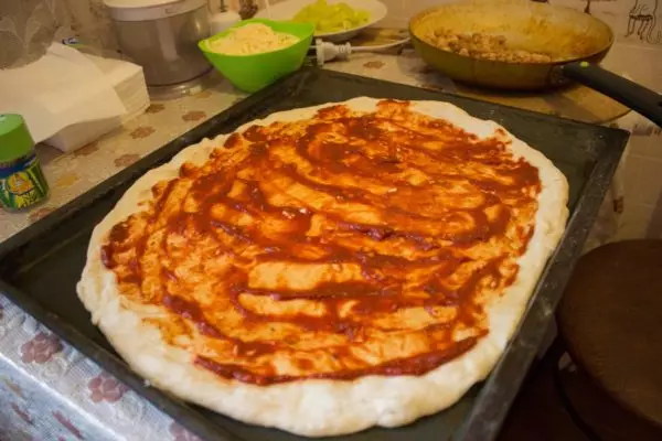 Основа за пица под доматен сос