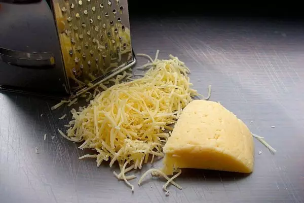 Половината от изтритото парче сирене до охладителя