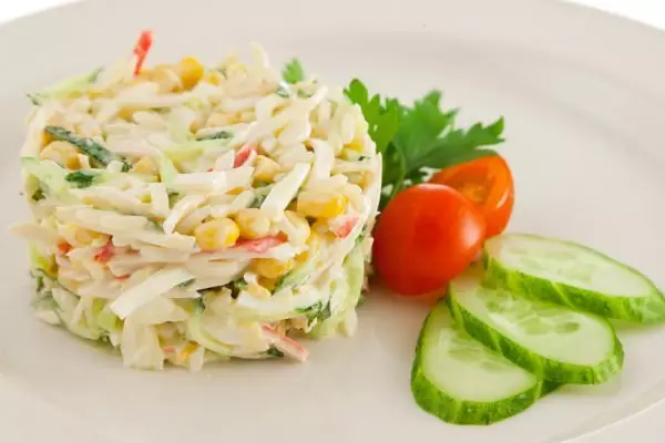 Krabsalade, mayonnaise word vervang deur jogurt