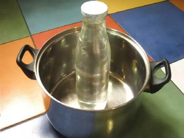 بطری آب در یک ظرف