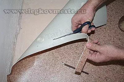 Kako kotrljati linoleum (odrezati traku)