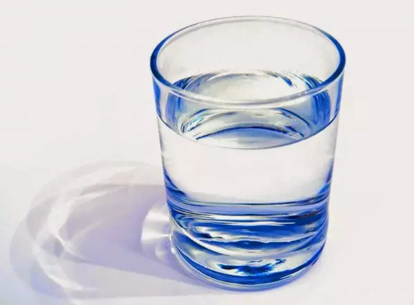 Вода во чаша