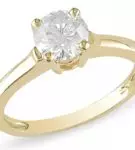 Un anello con un diamante