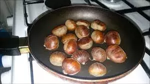 Jinsi chestnuts ni kukata katika sufuria ya kukata