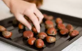 Jinsi ya fry chestnuts katika tanuri.