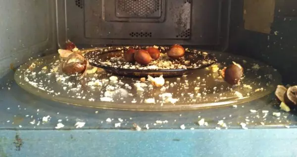 Bagaimana tidak bisa memanggang dalam microwave chestnuts
