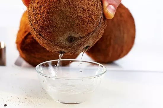 如何从椰子倒入液体