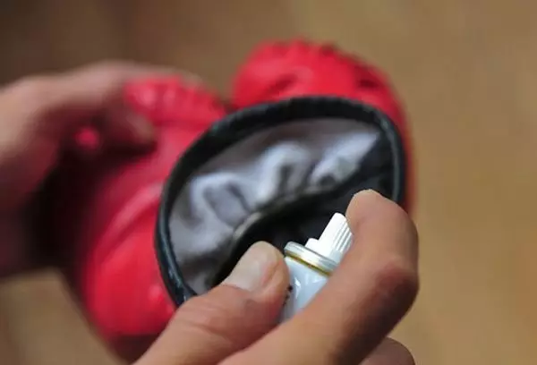 Bearbeitung von Boxhandschuh Deodorant